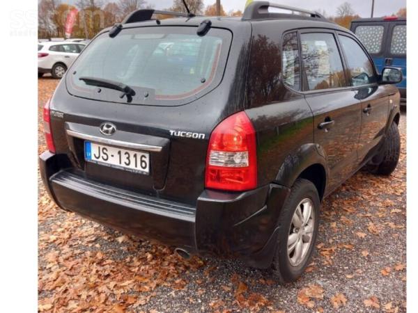 Black Hyundai Tucson 2009 in Cesis, with an engine capacity of 2.00 L and mileage of 120 thousand km for 2950 €, photo 4 on AUTOMOTO.COM.LV
