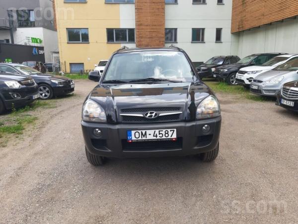 Black Hyundai Tucson 2009 in Daugavpils, with an engine capacity of 2.00 L and mileage of 0 thousand km for 4150 €, photo 2 on AUTOMOTO.COM.LV