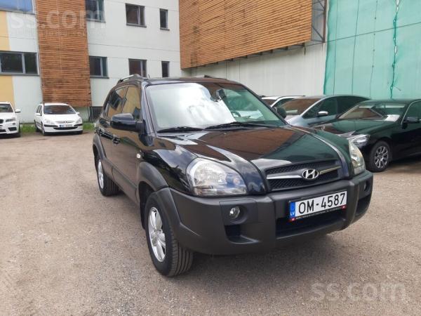 Black Hyundai Tucson 2009 in Daugavpils, with an engine capacity of 2.00 L and mileage of 0 thousand km for 4150 €, photo 3 on AUTOMOTO.COM.LV