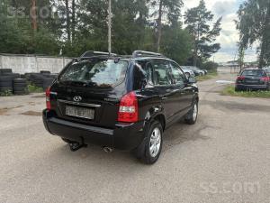Black Hyundai Tucson 2009 in Riga, with an engine capacity of 2.00 L and mileage of 0 thousand km for 4300 €, photo 4 on AUTOMOTO.COM.LV