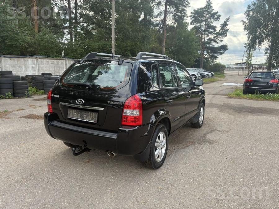 Black Hyundai Tucson 2009 in Riga, with an engine capacity of 2.00 L and mileage of 0 thousand km for 4300 €, photo 4 on AUTOMOTO.COM.LV