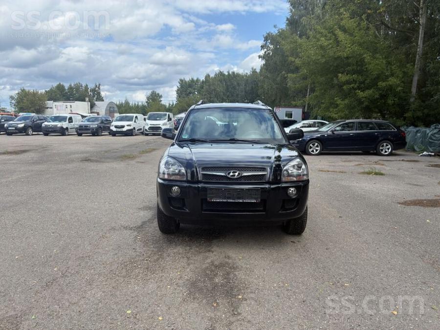 Black Hyundai Tucson 2009 in Riga, with an engine capacity of 2.00 L and mileage of 0 thousand km for 4300 €, photo 5 on AUTOMOTO.COM.LV