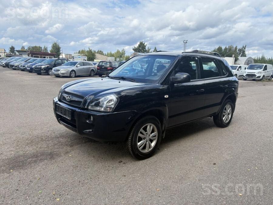 Black Hyundai Tucson 2009 in Riga, with an engine capacity of 2.00 L and mileage of 0 thousand km for 4300 €, photo 7 on AUTOMOTO.COM.LV
