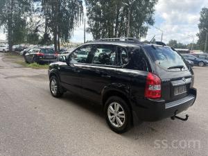 Black Hyundai Tucson 2009 in Riga, with an engine capacity of 2.00 L and mileage of 0 thousand km for 4300 €, photo 8 on AUTOMOTO.COM.LV