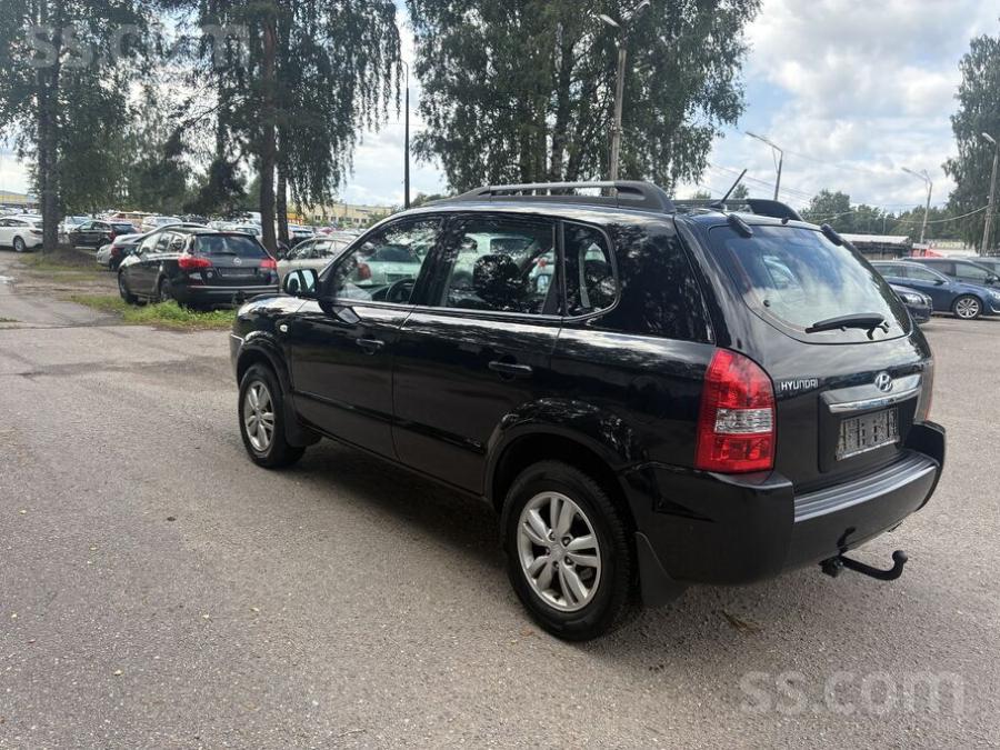 Black Hyundai Tucson 2009 in Riga, with an engine capacity of 2.00 L and mileage of 0 thousand km for 4300 €, photo 8 on AUTOMOTO.COM.LV