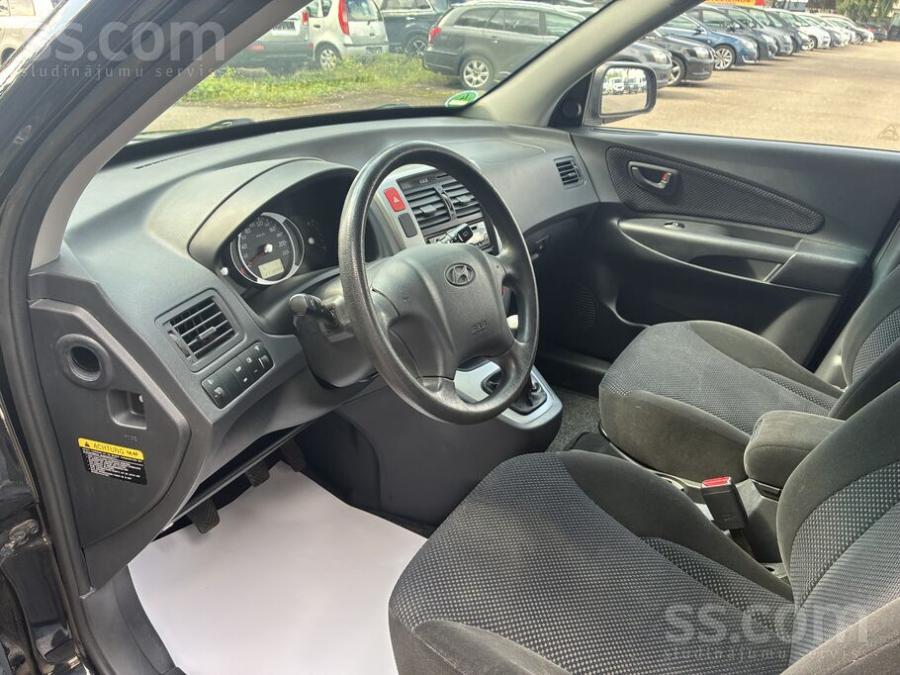 Black Hyundai Tucson 2009 in Riga, with an engine capacity of 2.00 L and mileage of 0 thousand km for 4300 €, photo 11 on AUTOMOTO.COM.LV