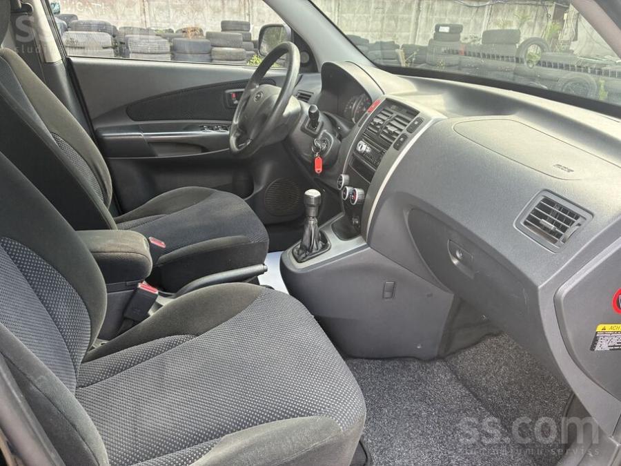 Black Hyundai Tucson 2009 in Riga, with an engine capacity of 2.00 L and mileage of 0 thousand km for 4300 €, photo 16 on AUTOMOTO.COM.LV