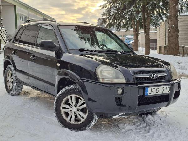 Black Hyundai Tucson 2010 in Silute, with an engine capacity of 2.00 L and mileage of 400 thousand km for 2750 €, photo 1 on AUTOMOTO.COM.LV