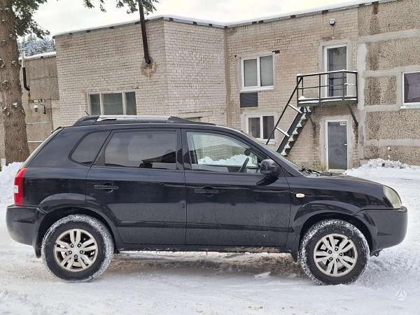 Black Hyundai Tucson 2010 in Silute, with an engine capacity of 2.00 L and mileage of 400 thousand km for 2750 €, photo 5 on AUTOMOTO.COM.LV