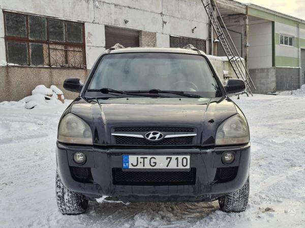 Black Hyundai Tucson 2010 in Silute, with an engine capacity of 2.00 L and mileage of 400 thousand km for 2750 €, photo 6 on AUTOMOTO.COM.LV