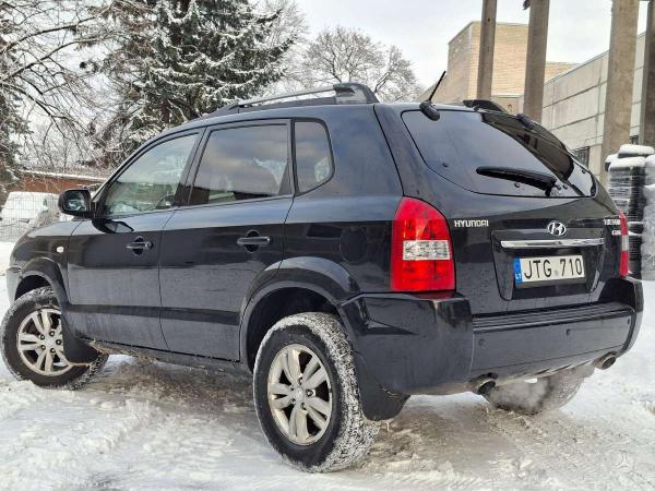 Black Hyundai Tucson 2010 in Silute, with an engine capacity of 2.00 L and mileage of 400 thousand km for 2750 €, photo 7 on AUTOMOTO.COM.LV