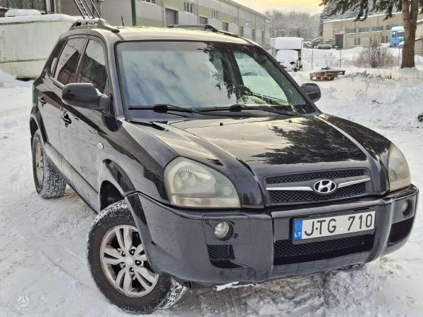 Black Hyundai Tucson 2010 in Silute, with an engine capacity of 2.00 L and mileage of 400 thousand km for 2750 €, photo 8 on AUTOMOTO.COM.LV