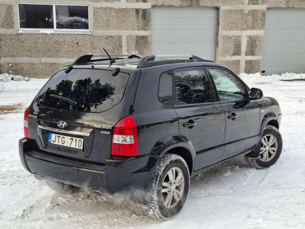 Black Hyundai Tucson 2010 in Silute, with an engine capacity of 2.00 L and mileage of 400 thousand km for 2750 €, photo 9 on AUTOMOTO.COM.LV