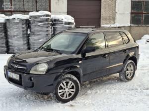 Black Hyundai Tucson 2010 in Silute, with an engine capacity of 2.00 L and mileage of 400 thousand km for 2750 €, photo 2 on AUTOMOTO.COM.LV