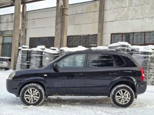 Black Hyundai Tucson 2010 in Silute, with an engine capacity of 2.00 L and mileage of 400 thousand km for 2750 €, photo 7 on AUTOMOTO.COM.LV