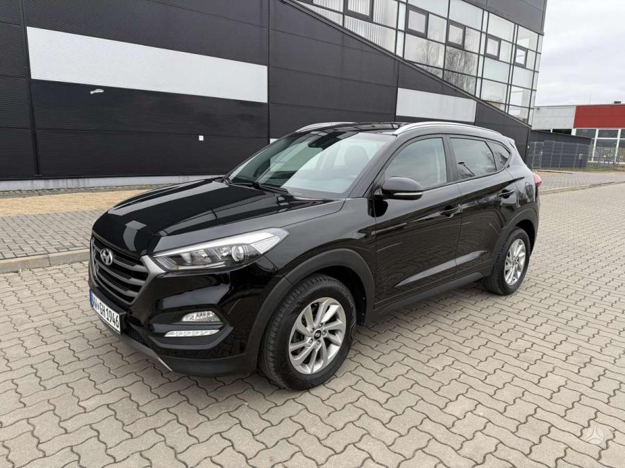 Black Hyundai Tucson 2015 in Kupiskis, with an engine capacity of 2.00 L and mileage of 201 thousand km for 11800 €, photo 1 on AUTOMOTO.COM.LV
