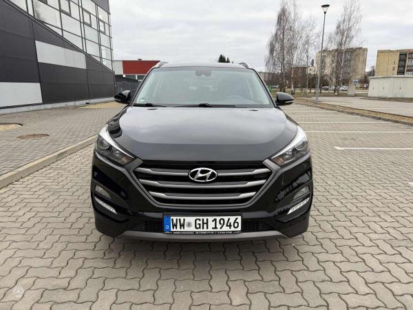 Black Hyundai Tucson 2015 in Kupiskis, with an engine capacity of 2.00 L and mileage of 201 thousand km for 11800 €, photo 2 on AUTOMOTO.COM.LV