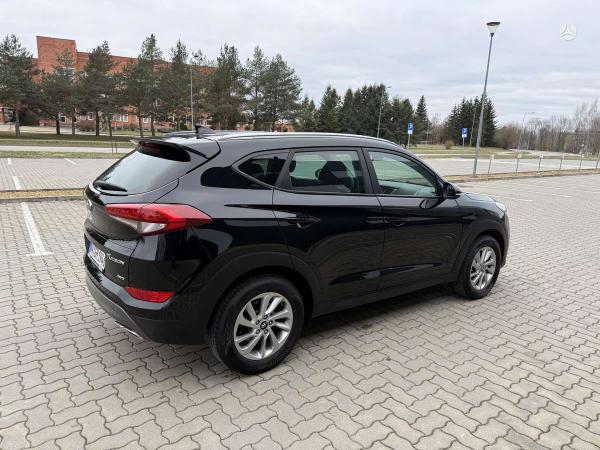 Black Hyundai Tucson 2015 in Kupiskis, with an engine capacity of 2.00 L and mileage of 201 thousand km for 11800 €, photo 3 on AUTOMOTO.COM.LV