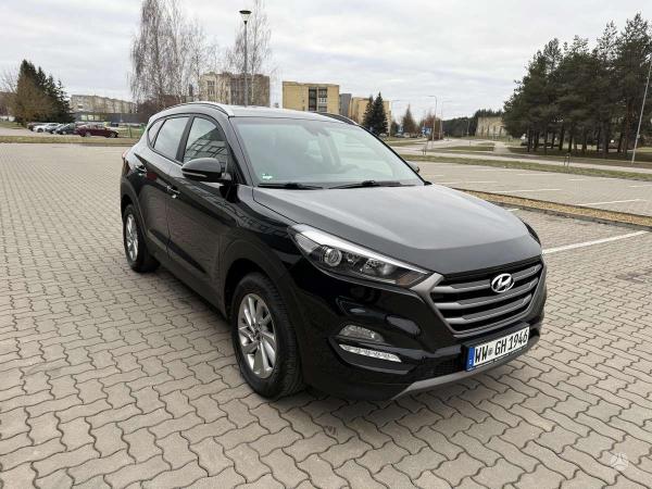 Black Hyundai Tucson 2015 in Kupiskis, with an engine capacity of 2.00 L and mileage of 201 thousand km for 11800 €, photo 5 on AUTOMOTO.COM.LV