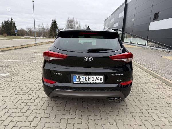 Black Hyundai Tucson 2015 in Kupiskis, with an engine capacity of 2.00 L and mileage of 201 thousand km for 11800 €, photo 6 on AUTOMOTO.COM.LV