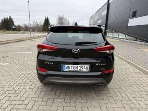 Black Hyundai Tucson 2015 in Kupiskis, with an engine capacity of 2.00 L and mileage of 201 thousand km for 11800 €, photo 6 on AUTOMOTO.COM.LV