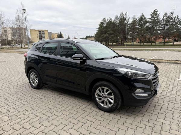 Black Hyundai Tucson 2015 in Kupiskis, with an engine capacity of 2.00 L and mileage of 201 thousand km for 11800 €, photo 7 on AUTOMOTO.COM.LV