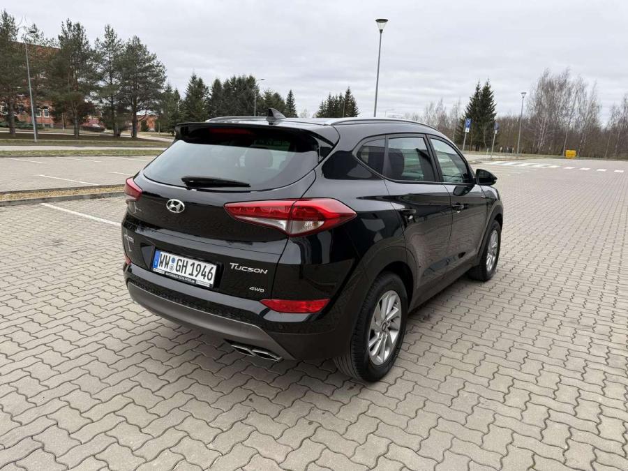 Black Hyundai Tucson 2015 in Kupiskis, with an engine capacity of 2.00 L and mileage of 201 thousand km for 11800 €, photo 9 on AUTOMOTO.COM.LV
