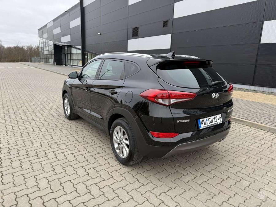 Black Hyundai Tucson 2015 in Kupiskis, with an engine capacity of 2.00 L and mileage of 201 thousand km for 11800 €, photo 11 on AUTOMOTO.COM.LV