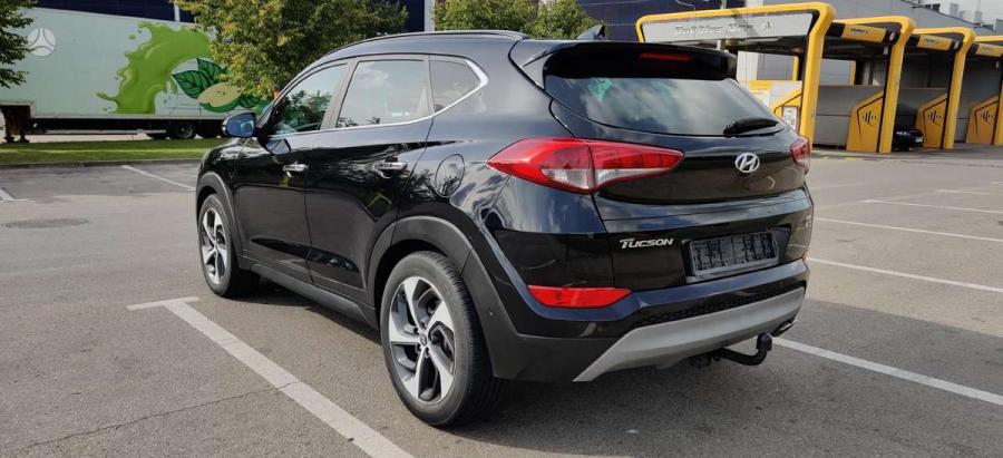Black Hyundai Tucson 2016 in Panevezys, with an engine capacity of 2.00 L and mileage of 151 thousand km for 12700 €, photo 4 on AUTOMOTO.COM.LV