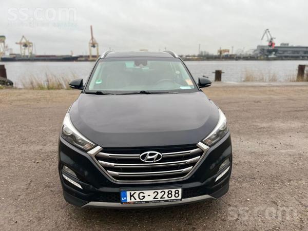 Black Hyundai Tucson 2016 in Riga, with an engine capacity of 1.60 L and mileage of 247 thousand km for 11500 €, photo 2 on AUTOMOTO.COM.LV