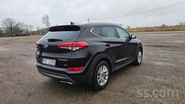 Black Hyundai Tucson 2016 in Riga, with an engine capacity of 1.60 L and mileage of 247 thousand km for 11500 €, photo 5 on AUTOMOTO.COM.LV