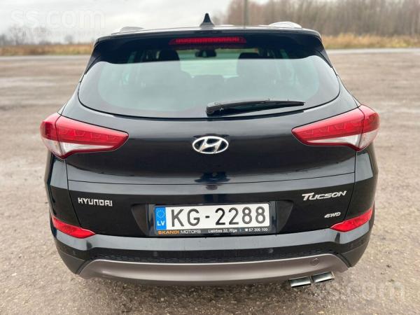 Black Hyundai Tucson 2016 in Riga, with an engine capacity of 1.60 L and mileage of 247 thousand km for 11500 €, photo 6 on AUTOMOTO.COM.LV