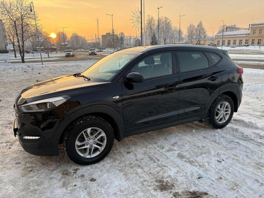 Black Hyundai Tucson 2016 in Siauliai, with an engine capacity of 1.69 L and mileage of 193 thousand km for 11300 €, photo 4 on AUTOMOTO.COM.LV