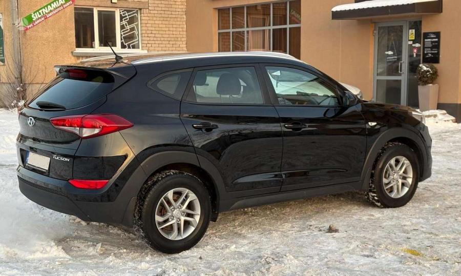 Black Hyundai Tucson 2016 in Siauliai, with an engine capacity of 1.69 L and mileage of 193 thousand km for 11300 €, photo 5 on AUTOMOTO.COM.LV