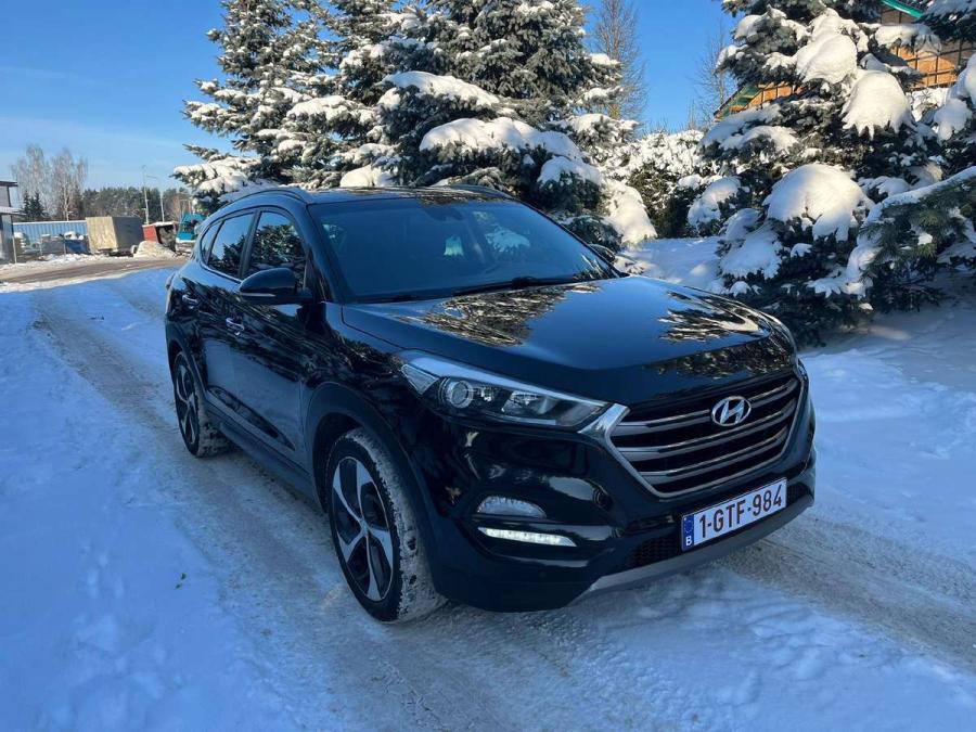 Black Hyundai Tucson 2016 in Utena, with an engine capacity of 1.69 L and mileage of 237 thousand km for 10250 €, photo 2 on AUTOMOTO.COM.LV