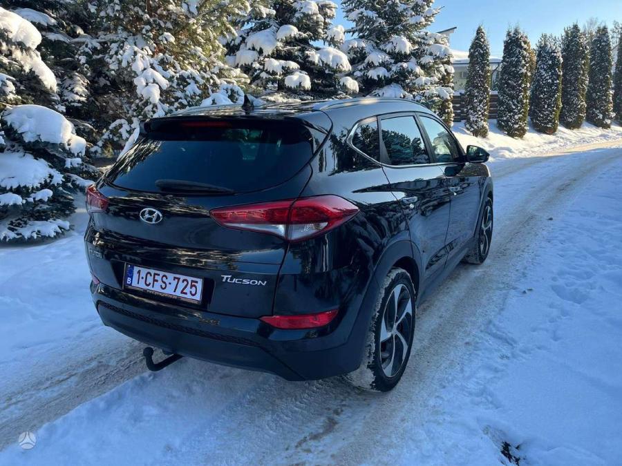 Black Hyundai Tucson 2016 in Utena, with an engine capacity of 1.69 L and mileage of 237 thousand km for 10250 €, photo 4 on AUTOMOTO.COM.LV