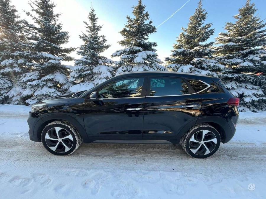Black Hyundai Tucson 2016 in Utena, with an engine capacity of 1.69 L and mileage of 237 thousand km for 10250 €, photo 6 on AUTOMOTO.COM.LV