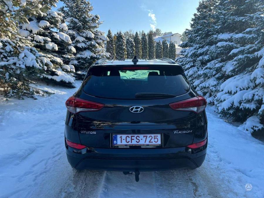 Black Hyundai Tucson 2016 in Utena, with an engine capacity of 1.69 L and mileage of 237 thousand km for 10250 €, photo 8 on AUTOMOTO.COM.LV