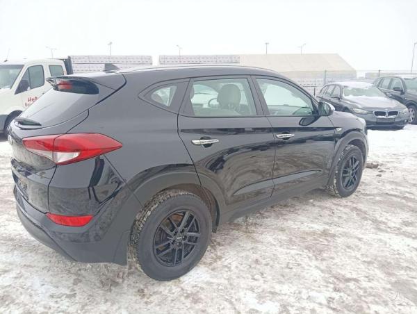 Black Hyundai Tucson 2016 in Marijampole, with an engine capacity of 1.59 L and mileage of 196 thousand km for 7900 €, photo 3 on AUTOMOTO.COM.LV