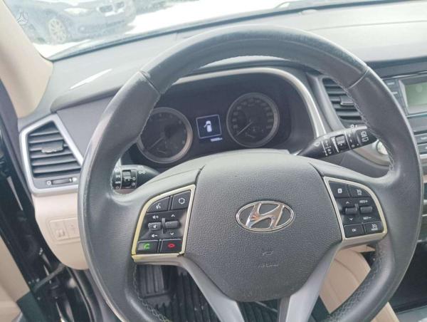 Black Hyundai Tucson 2016 in Marijampole, with an engine capacity of 1.59 L and mileage of 196 thousand km for 7900 €, photo 8 on AUTOMOTO.COM.LV