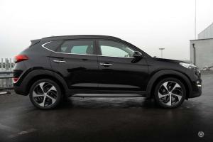 Black Hyundai Tucson 2016 in Vilnius, with an engine capacity of 1.69 L and mileage of 204 thousand km for 11900 €, photo 4 on AUTOMOTO.COM.LV