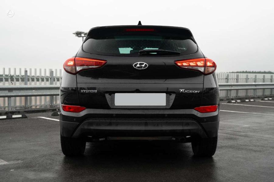 Black Hyundai Tucson 2016 in Vilnius, with an engine capacity of 1.69 L and mileage of 204 thousand km for 11900 €, photo 7 on AUTOMOTO.COM.LV