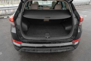Black Hyundai Tucson 2016 in Vilnius, with an engine capacity of 1.69 L and mileage of 204 thousand km for 11900 €, photo 8 on AUTOMOTO.COM.LV