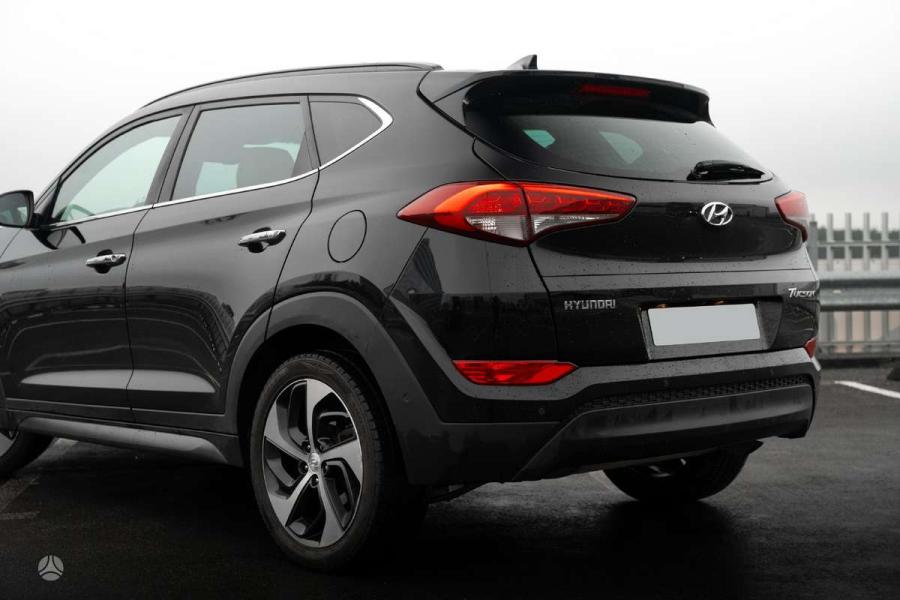 Black Hyundai Tucson 2016 in Vilnius, with an engine capacity of 1.69 L and mileage of 204 thousand km for 11900 €, photo 10 on AUTOMOTO.COM.LV