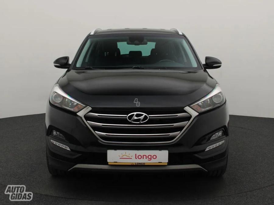 Black Hyundai Tucson 2016 in Vilnius, with an engine capacity of 1.70 L and mileage of 241 thousand km for 12799 €, photo 4 on AUTOMOTO.COM.LV