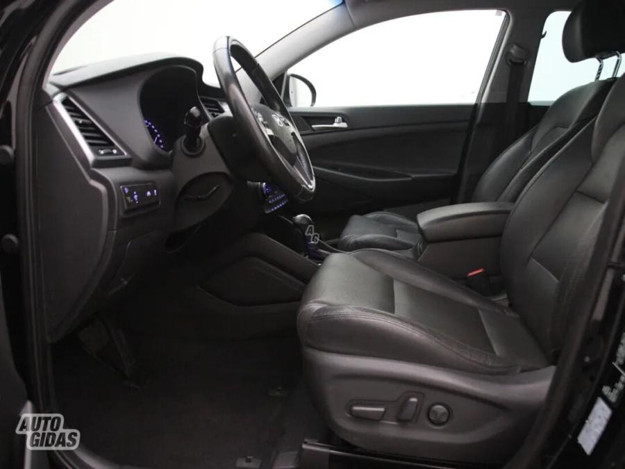 Black Hyundai Tucson 2016 in Vilnius, with an engine capacity of 1.70 L and mileage of 241 thousand km for 12799 €, photo 5 on AUTOMOTO.COM.LV