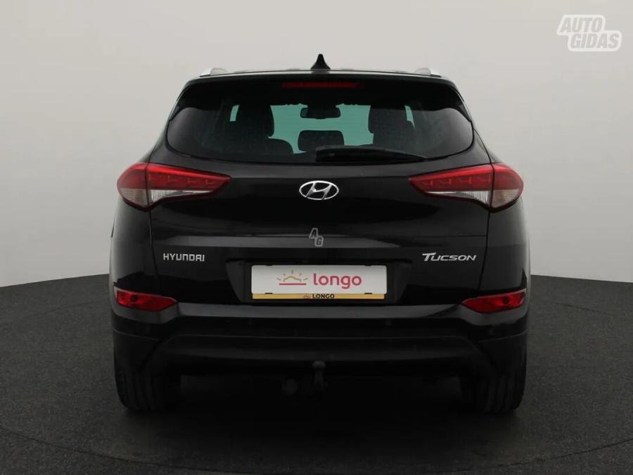 Black Hyundai Tucson 2016 in Vilnius, with an engine capacity of 1.70 L and mileage of 241 thousand km for 12799 €, photo 6 on AUTOMOTO.COM.LV