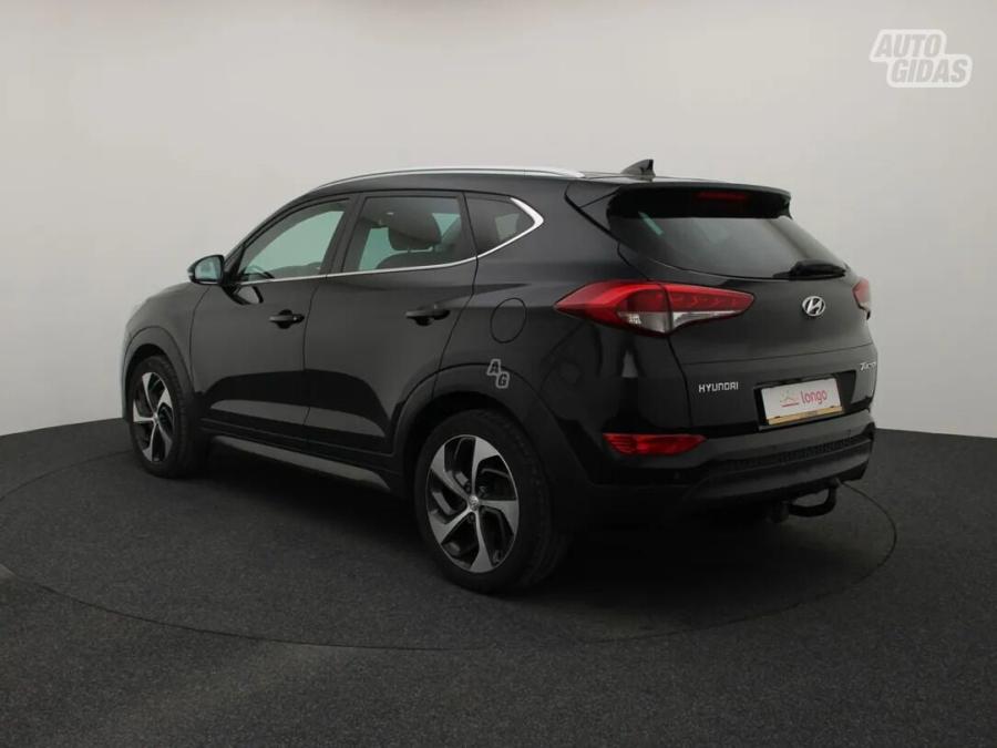 Black Hyundai Tucson 2016 in Vilnius, with an engine capacity of 1.70 L and mileage of 241 thousand km for 12799 €, photo 8 on AUTOMOTO.COM.LV