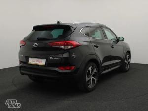 Black Hyundai Tucson 2016 in Vilnius, with an engine capacity of 1.70 L and mileage of 241 thousand km for 12799 €, photo 9 on AUTOMOTO.COM.LV