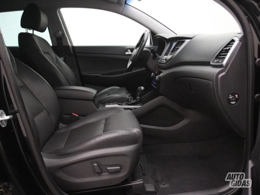 Black Hyundai Tucson 2016 in Vilnius, with an engine capacity of 1.70 L and mileage of 241 thousand km for 12799 €, photo 15 on AUTOMOTO.COM.LV